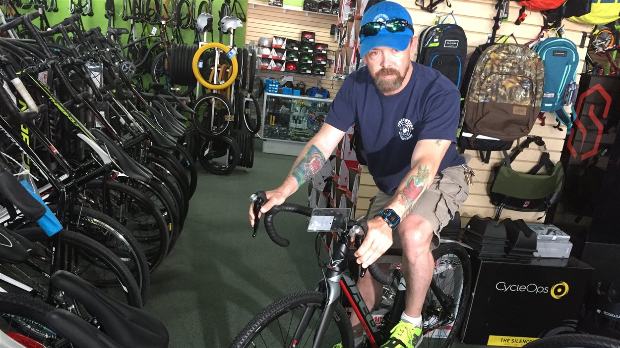 Des commerçants occupés à la veille de l'augmentation de la TVH, au N ...