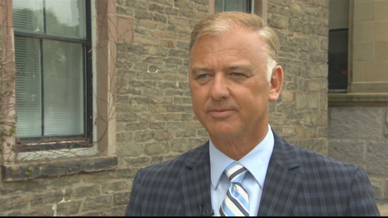 L'ancien ministre Paul Robichaud défend la décision de radier la dette ...