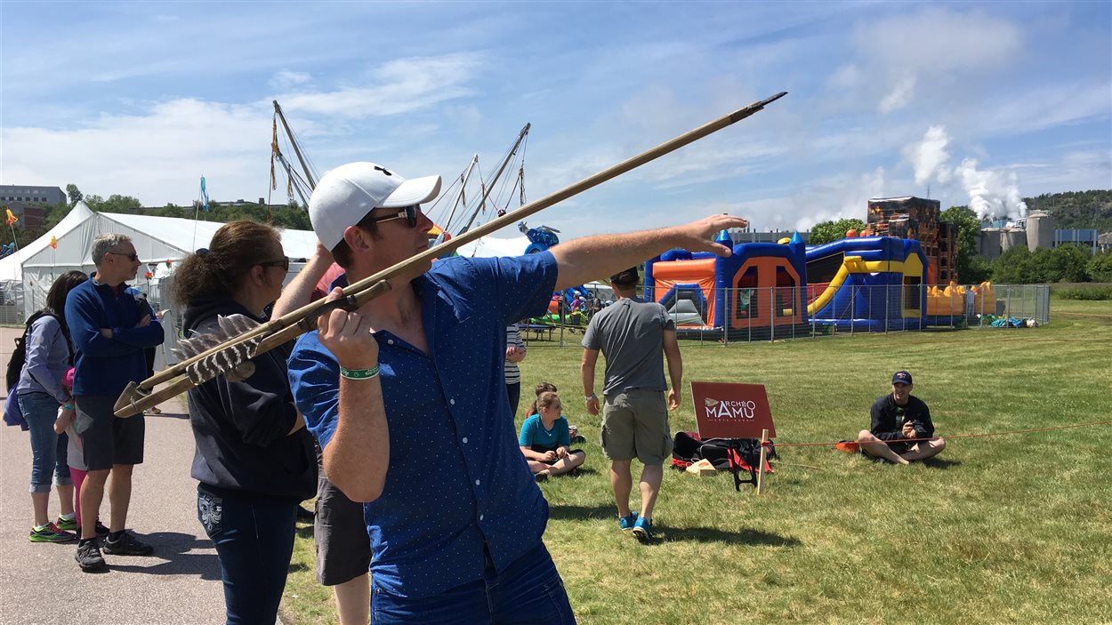 S'initier aux outils de chasse autochtones de la paléohistoire | Radio ...