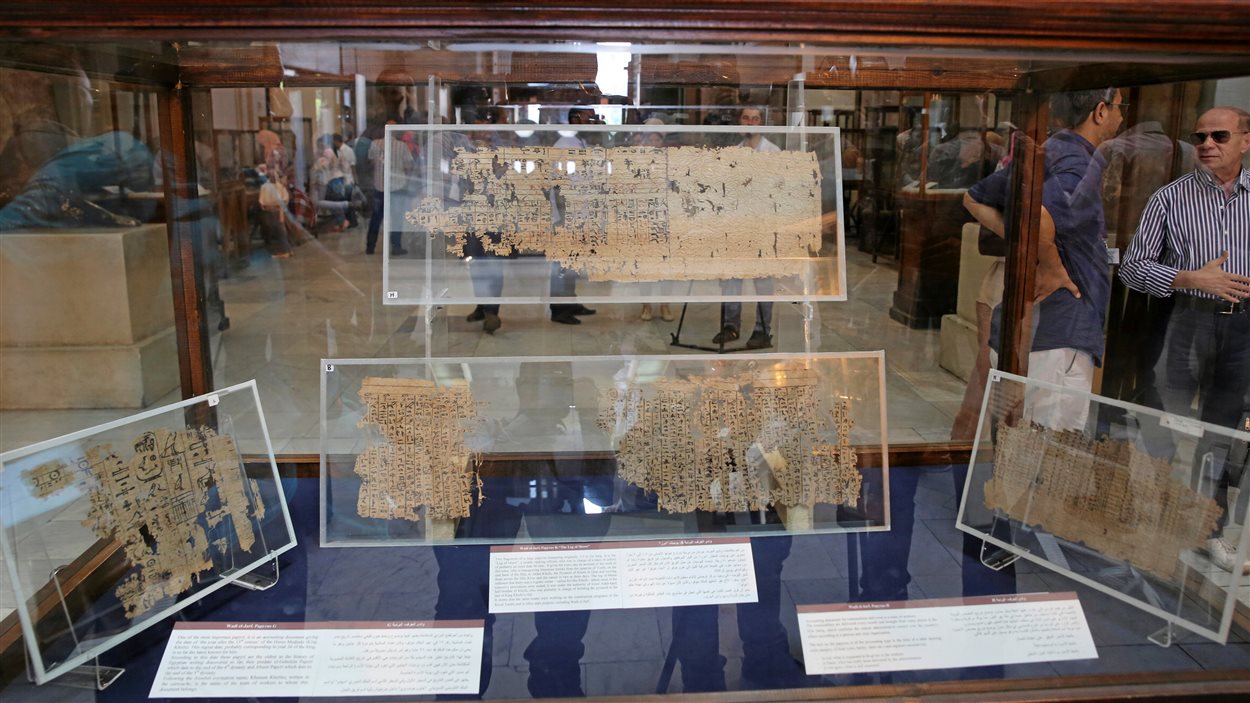 Le plus vieux papyrus exposé au Caire | Radio-Canada