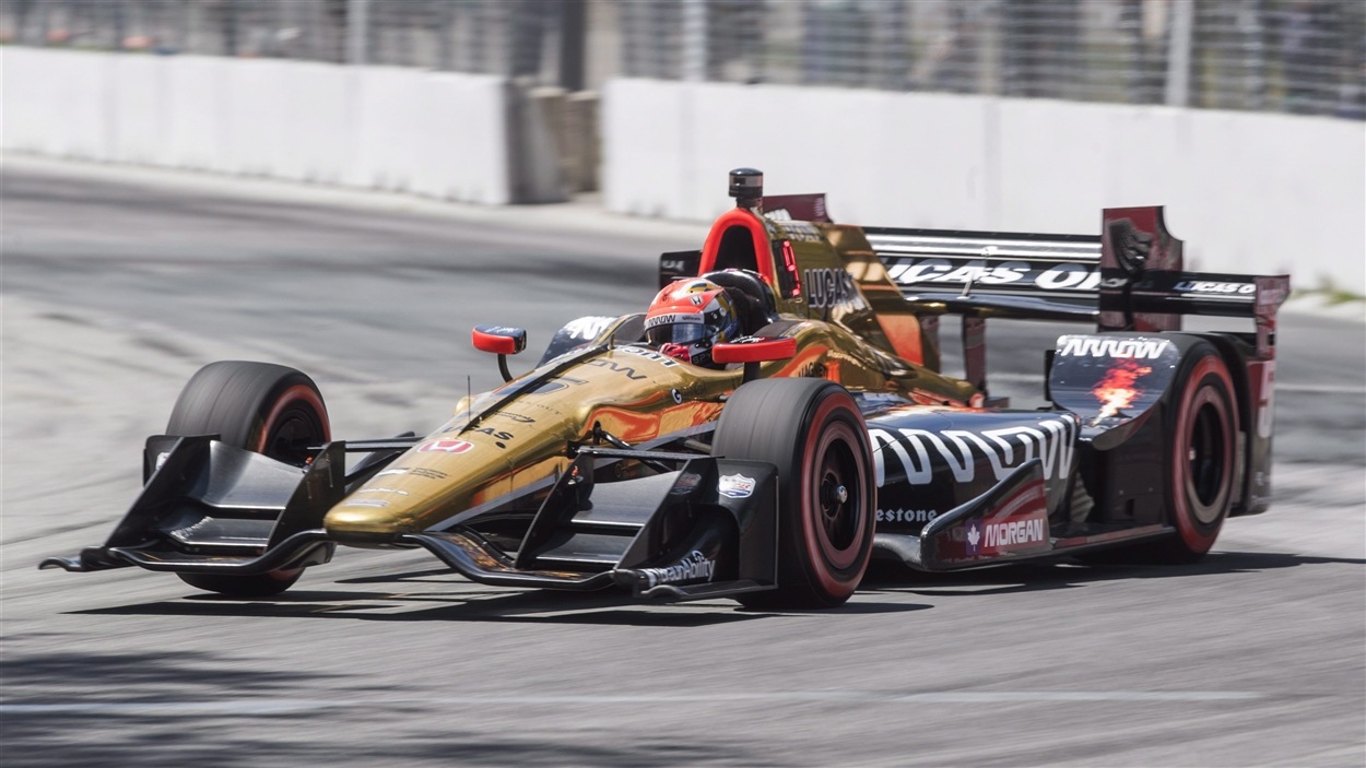 Hinchcliffe sur le podium devant son public | Radio-Canada