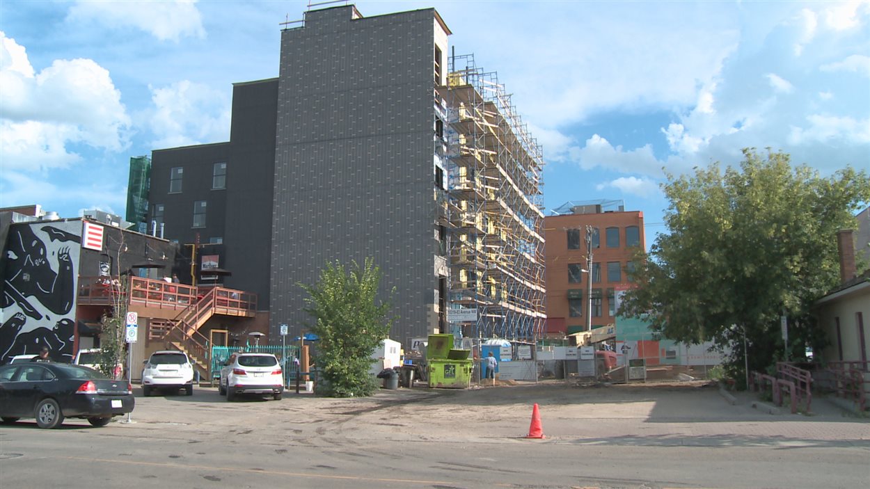 Pas d'espace de stationnement pour un nouvel immeuble résidentiel à ...