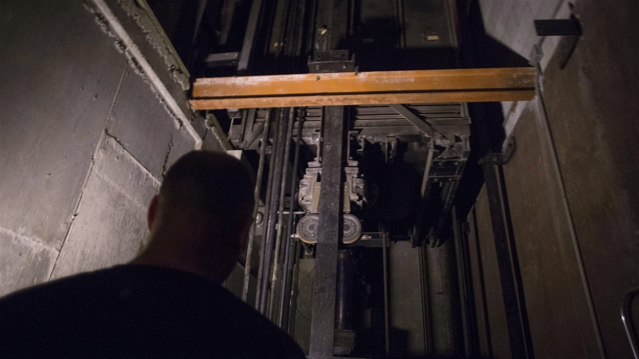 De plus en plus d'ascenseurs en panne au Canada | Radio-Canada