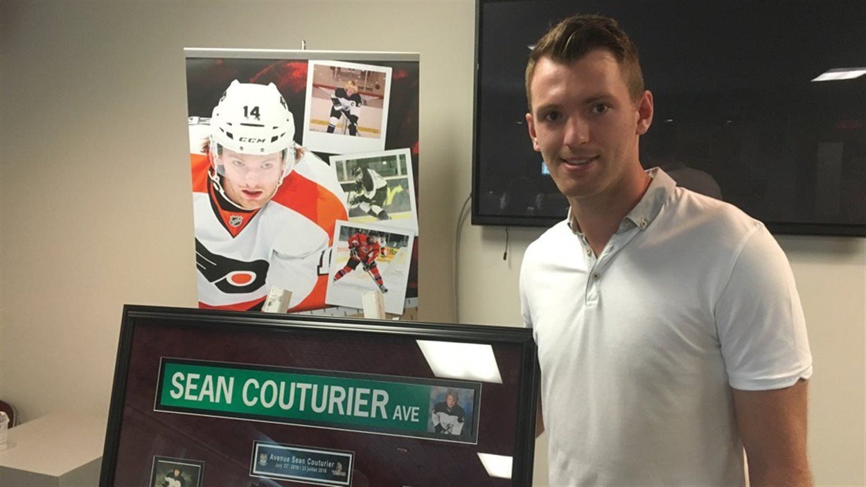 Hommage permanent au hockeyeur Sean Couturier à Bathurst | Radio-Canada