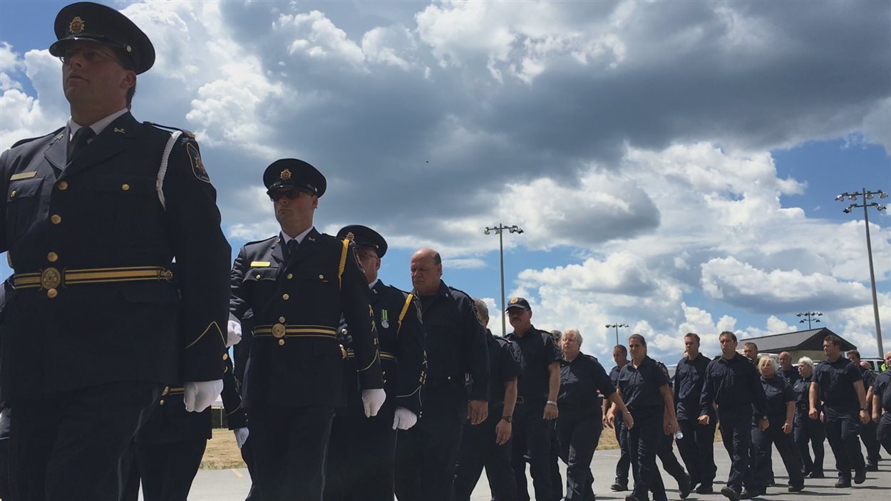 Funérailles du pompier mort en combattant un incendie à Amherstview ...