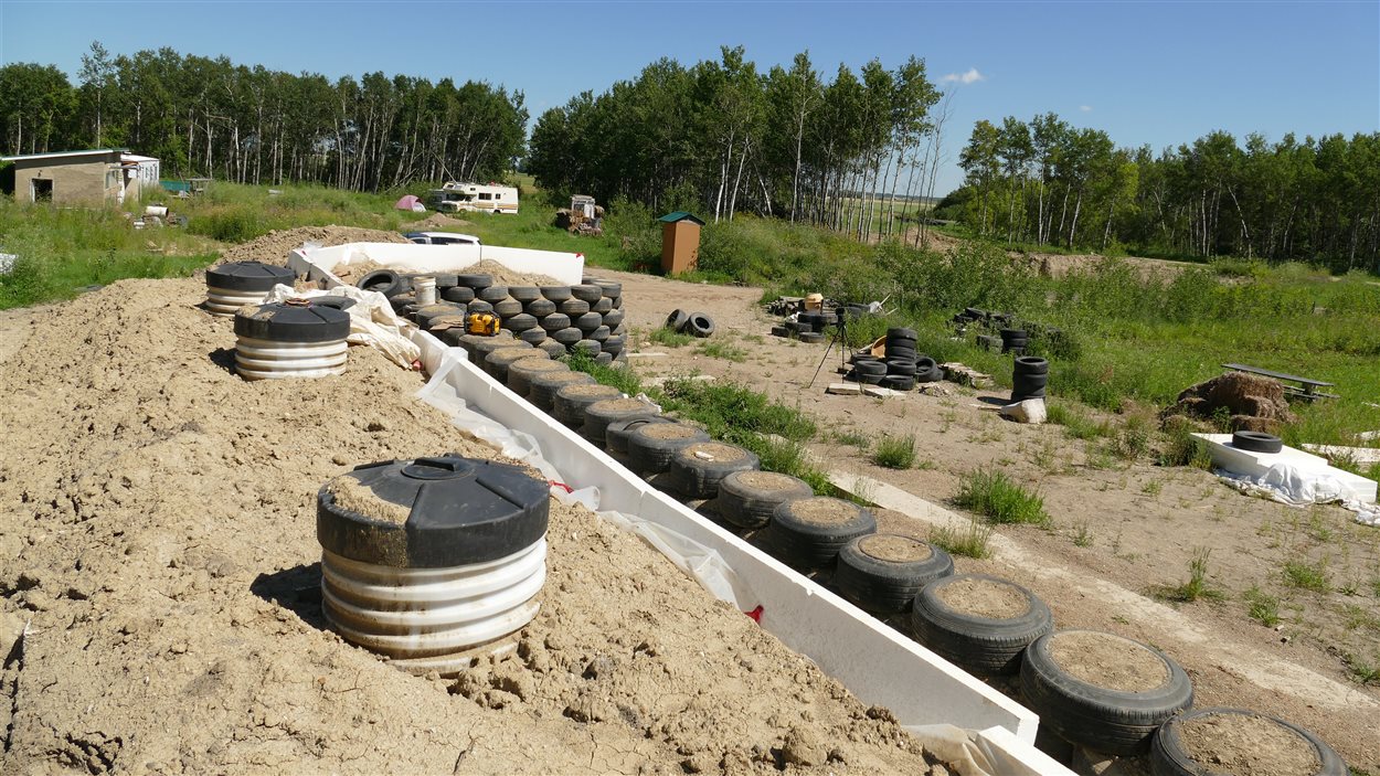 Un couple du Manitoba construit une maison entière avec des pneus ...