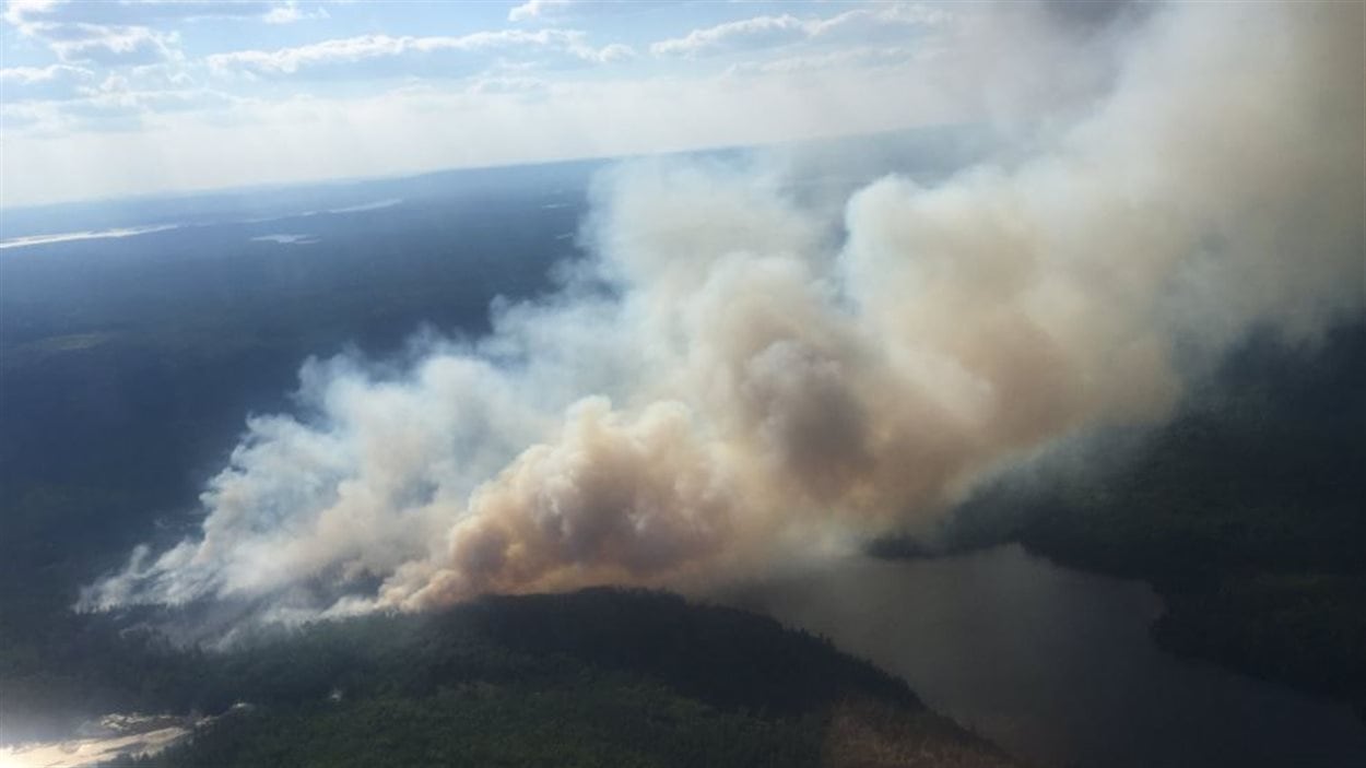 Un feu de forêt prend de l'ampleur dans le nord-est de l'Ontario ...