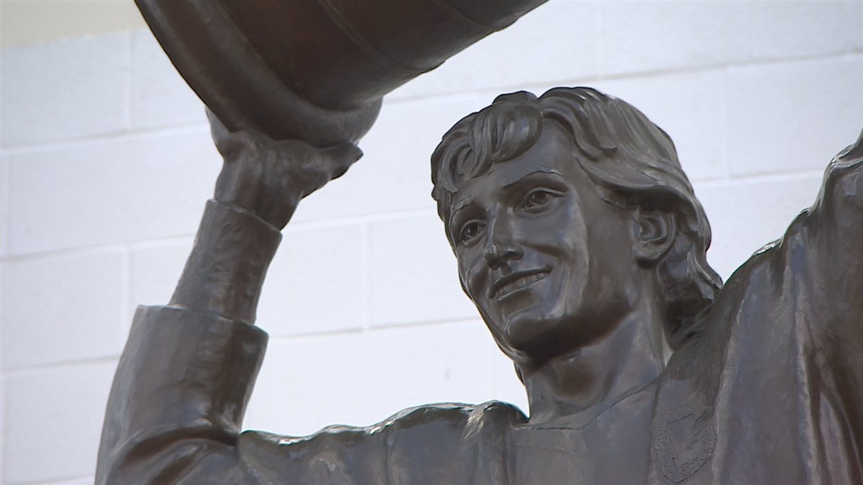 La plus célèbre statue d'Edmonton déménage | Radio-Canada