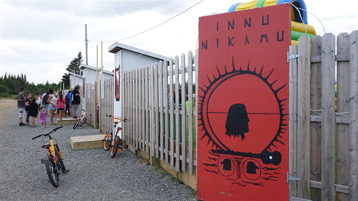 Photoreportage sur le 32e Festival Innu Nikamu, à Maliotenam | Radio-Canada