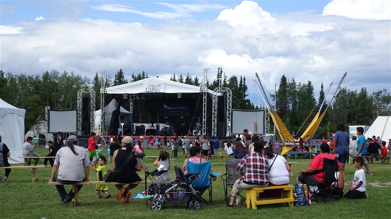 Photoreportage sur le 32e Festival Innu Nikamu, à Maliotenam | Radio-Canada