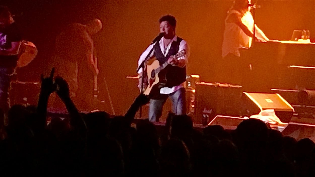 Éric Lapointe enflamme le Carrefour de la Mer de Caraquet | Radio-Canada