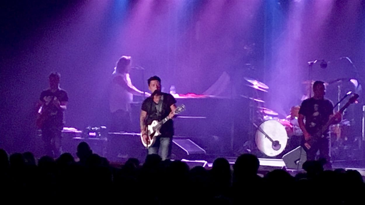 Éric Lapointe enflamme le Carrefour de la Mer de Caraquet | Radio-Canada