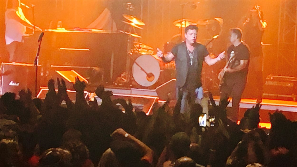 Éric Lapointe enflamme le Carrefour de la Mer de Caraquet | Radio-Canada