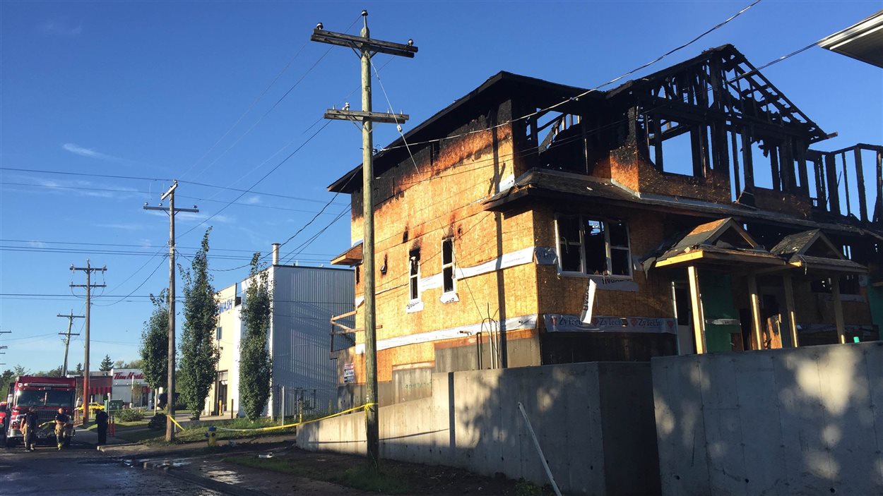 Un feu fait l'objet d'une enquête à Edmonton | Radio-Canada