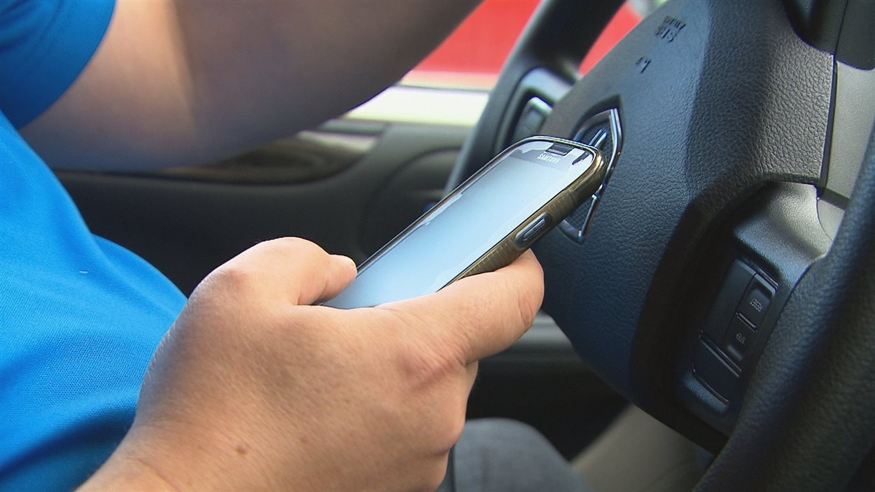 Ottawa ne criminalisera pas l'usage du cellulaire au volant | Radio-Canada
