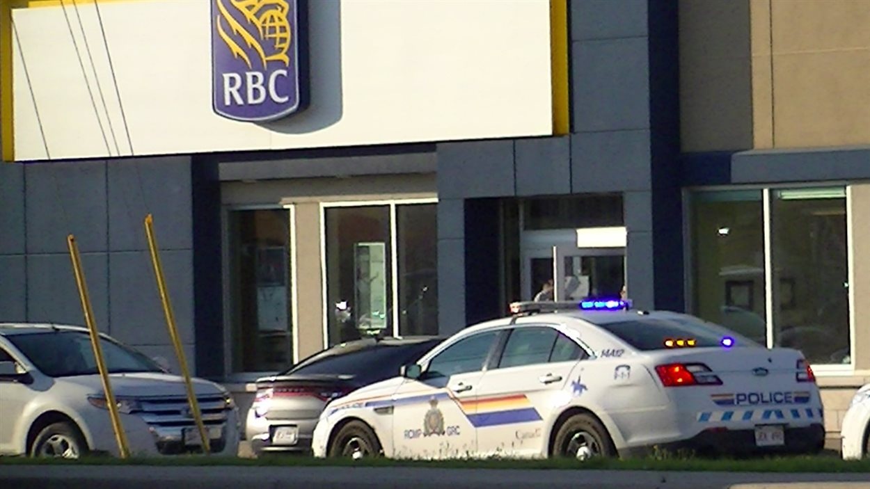 Un homme arrêté pour tentative de vol à main armée dans une banque à ...