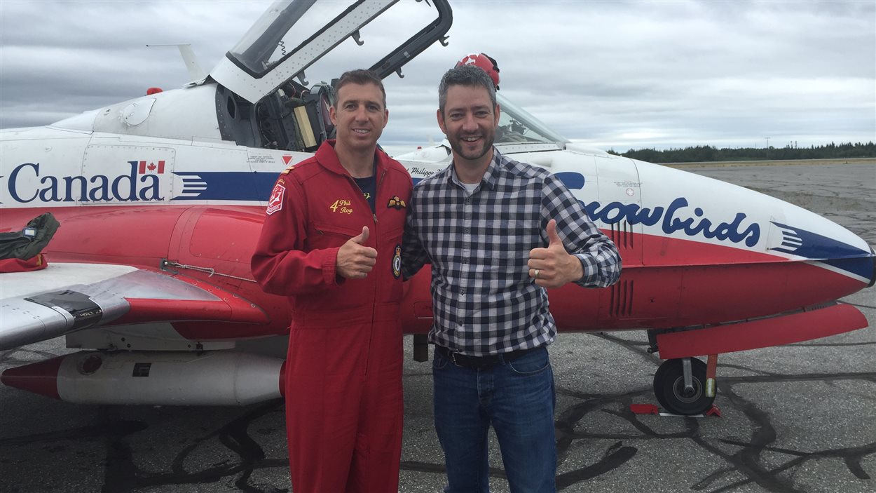 L'animateur David Chabot a pu voler à bord d'un Snowbird | Radio-Canada