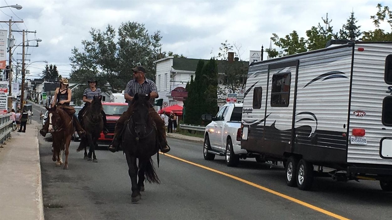 Les visiteurs et les roulottes affluent pour le 49e Festival western de ...