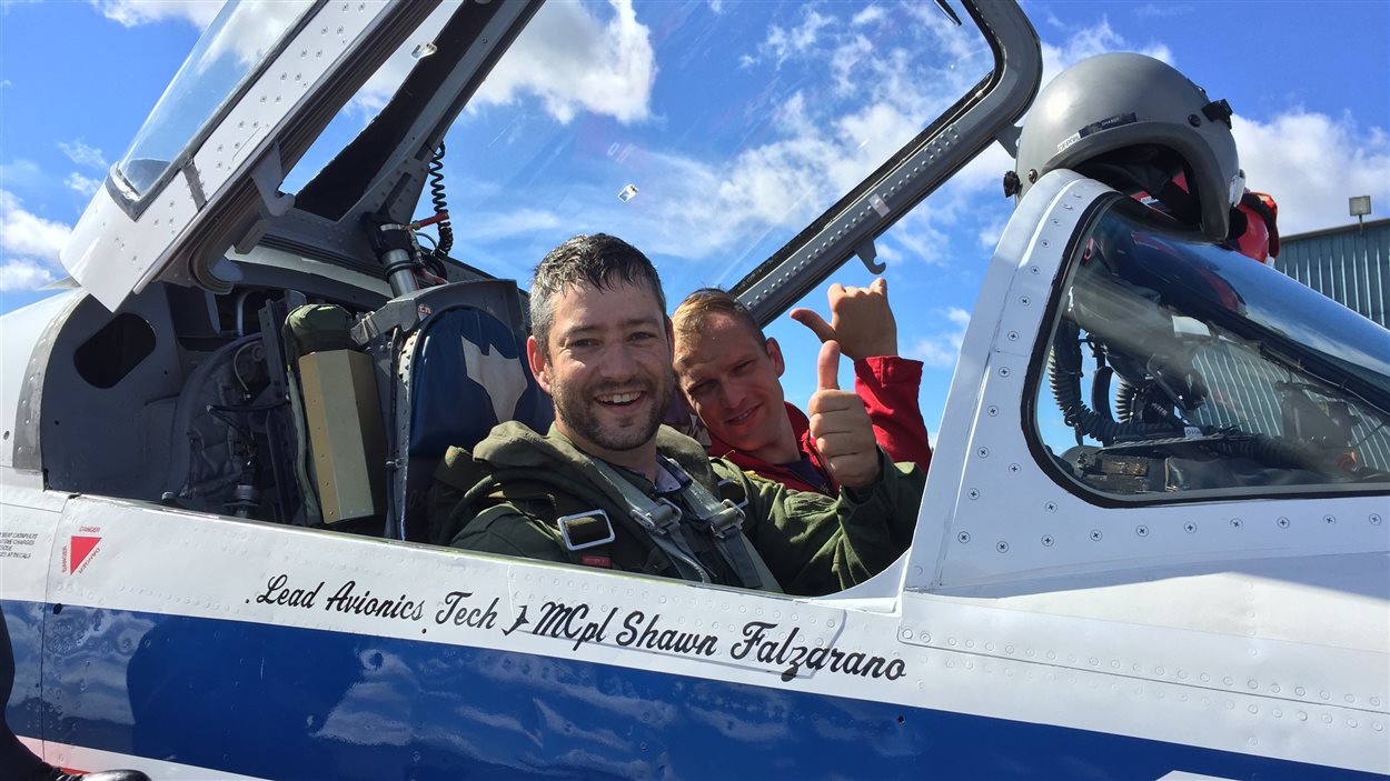L'animateur David Chabot a pu voler à bord d'un Snowbird | Radio-Canada