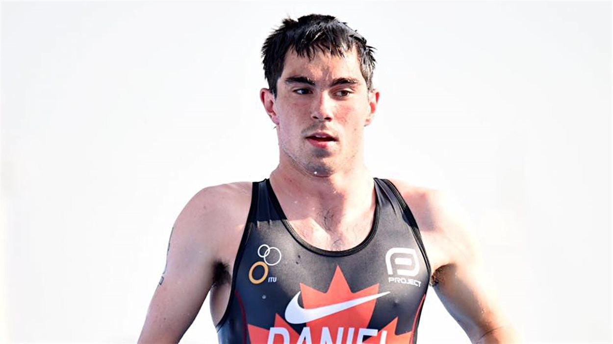 Stefan Daniel monte sur le podium du premier triathlon paralympique de ...