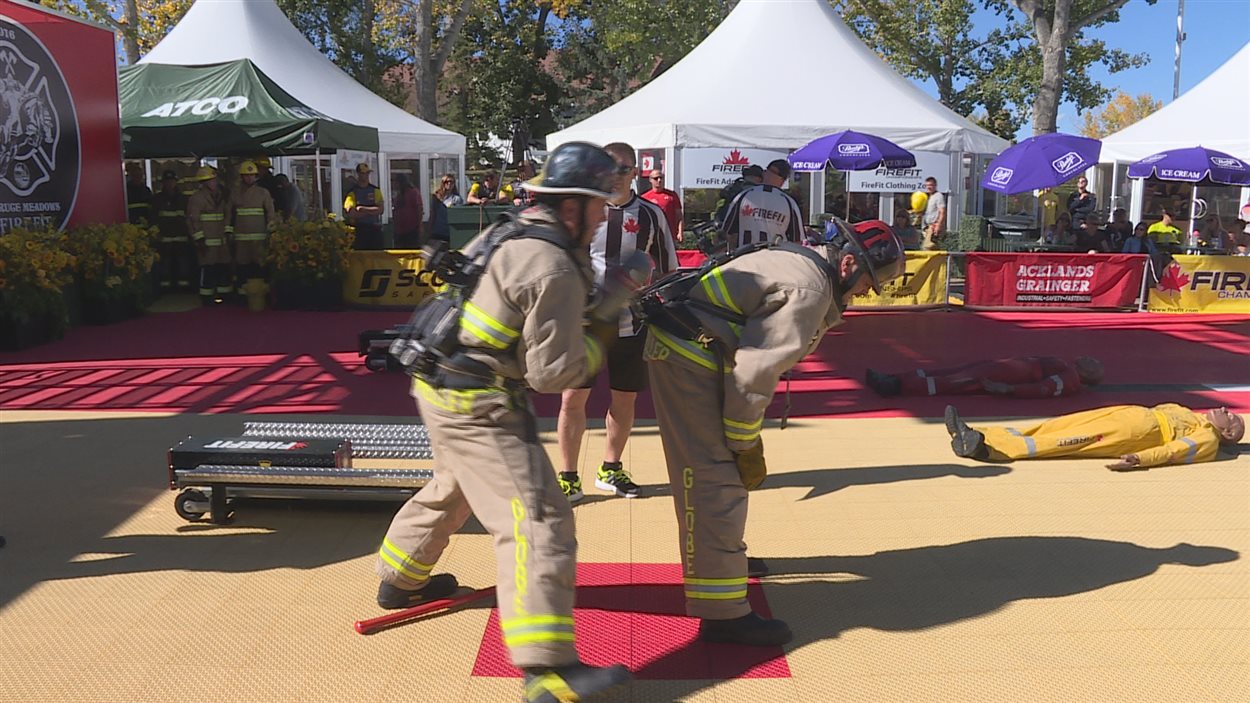 FireFit : des pompiers se mesurent sur un parcours d'obstacles | Radio ...