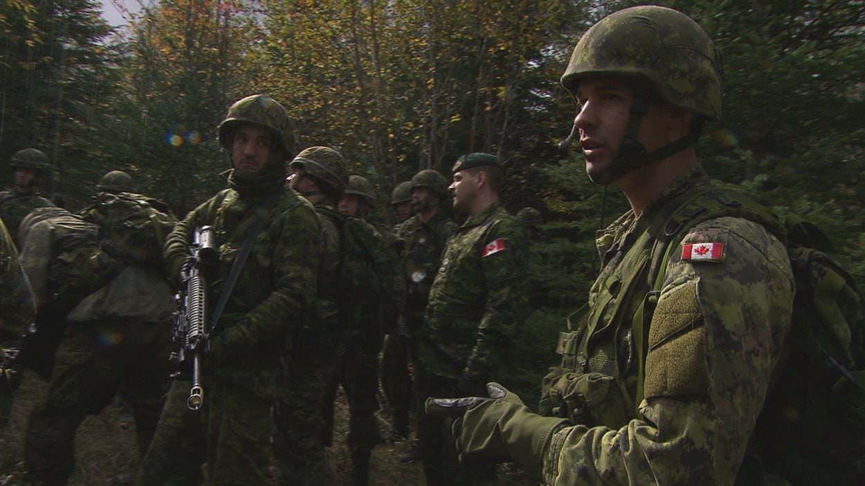 Entraînement militaire à Saint-Jean-Vianney | Radio-Canada