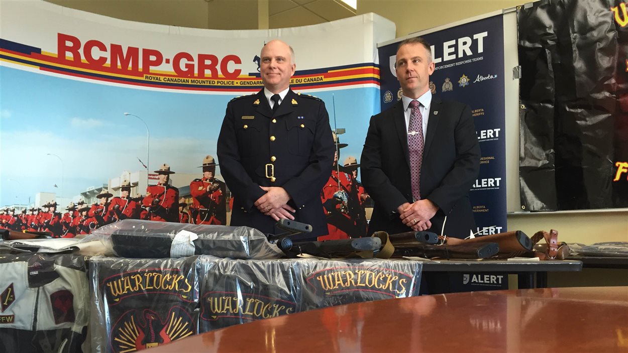 Cinq motards du groupe Warlocks arrêtés à Fort McMurray | Radio-Canada