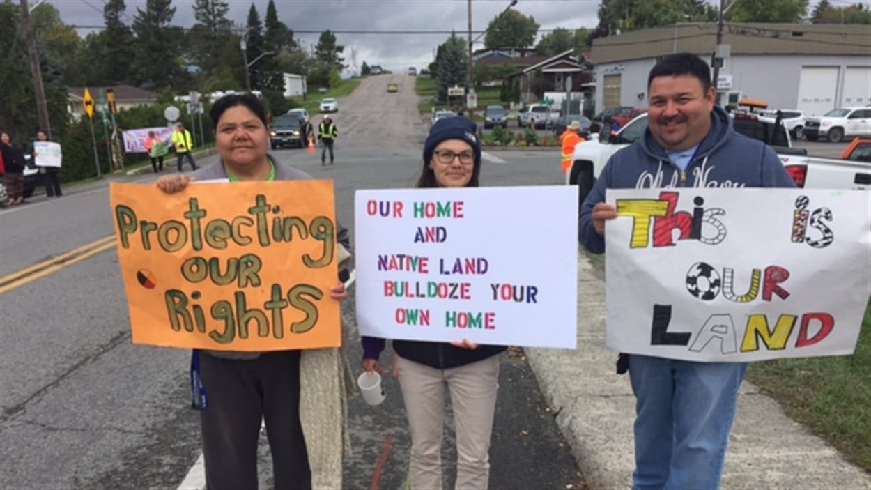 Manifestation sur la route 101 à Timiskaming First Nation | Radio-Canada