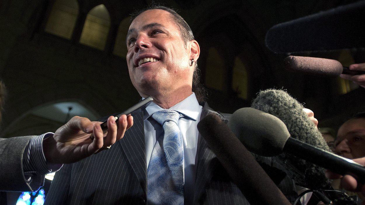 Le sénateur Brazeau fait son retour à la Chambre haute | Radio-Canada