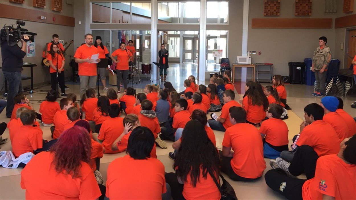 La Journée du chandail orange soulignée à Saint-Laurent | Radio-Canada