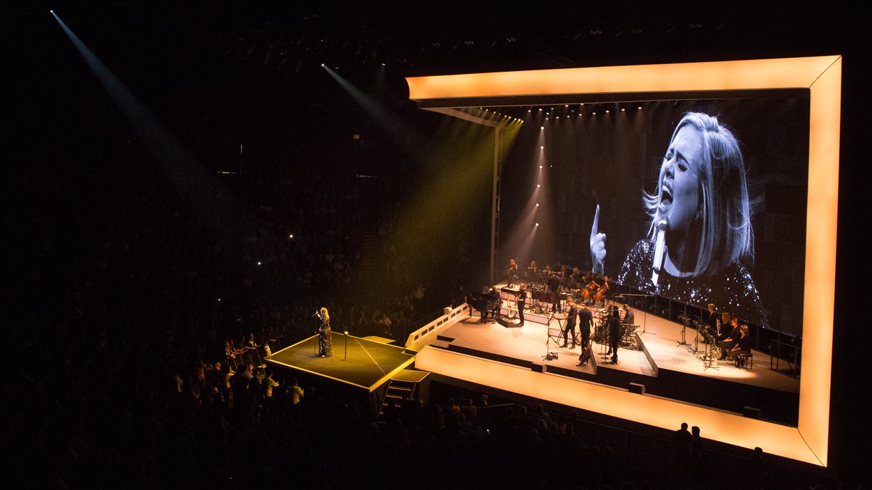 Adele parle, parle, chante, chante | Radio-Canada