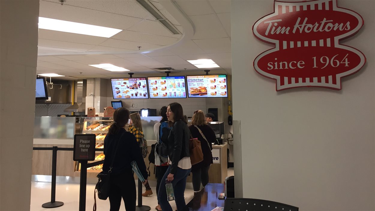 Rude concurrence du géant Tim Hortons pour un café étudiant | Radio-Canada