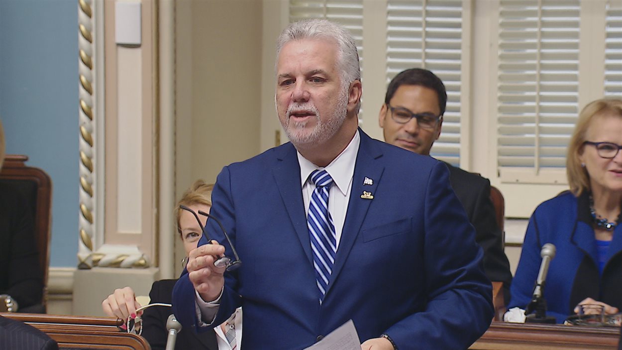 Philippe Couillard lit un poème en hommage à Sylvain Gaudreault | Radio ...