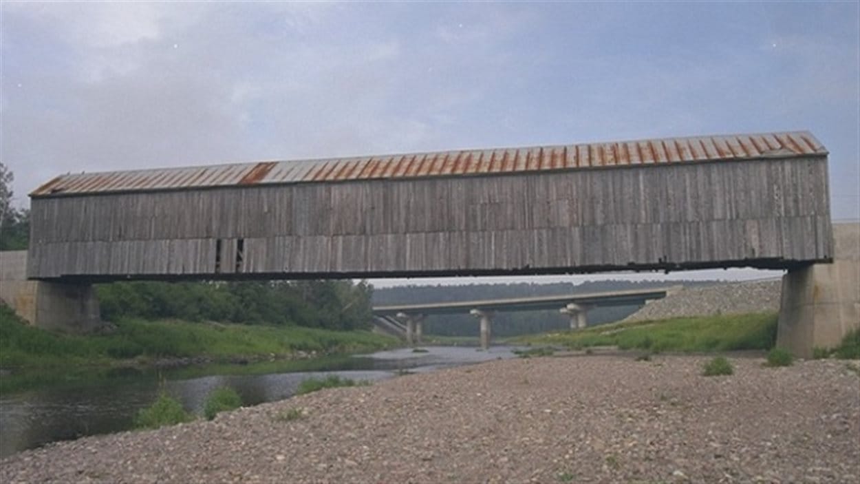 Une excavatrice passe au travers du tablier d'un pont couvert | Radio ...