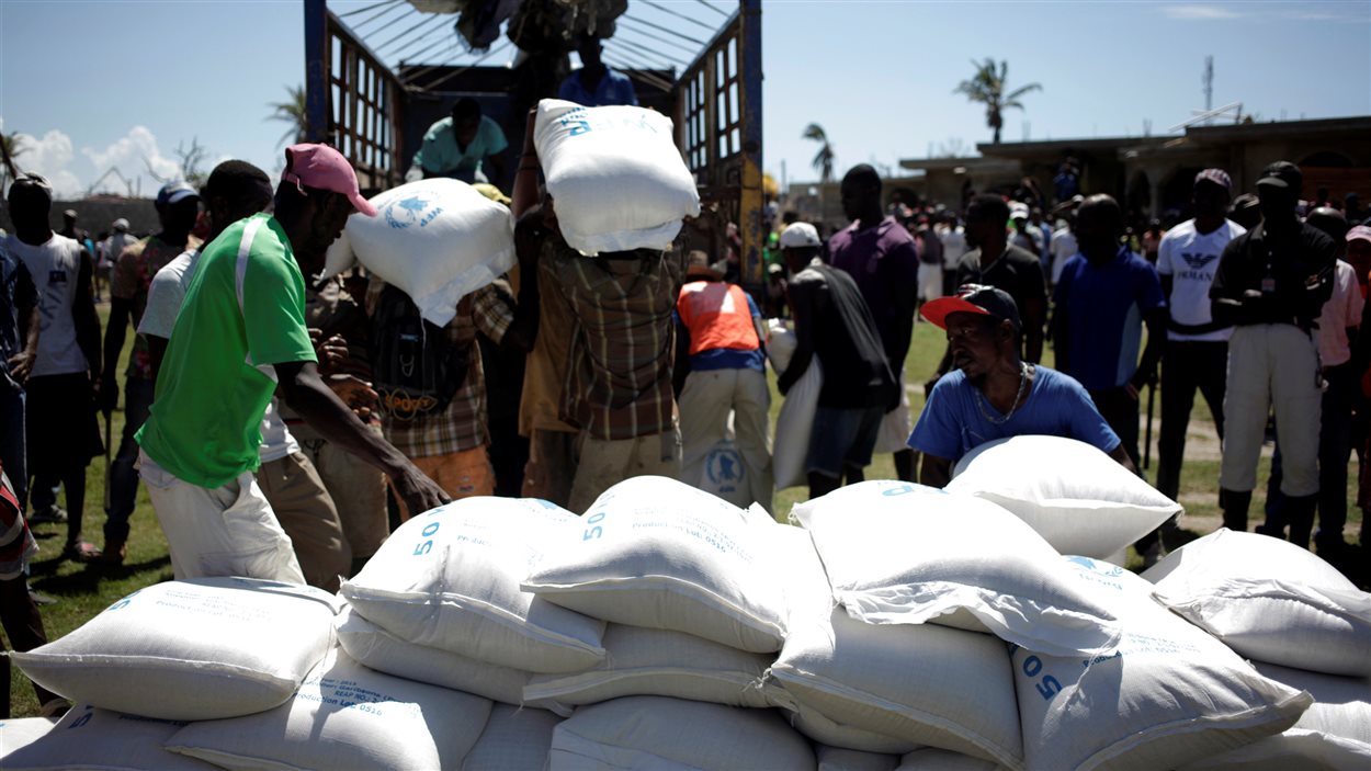 Première distribution de nourriture dans une zone dévastée en Haïti ...