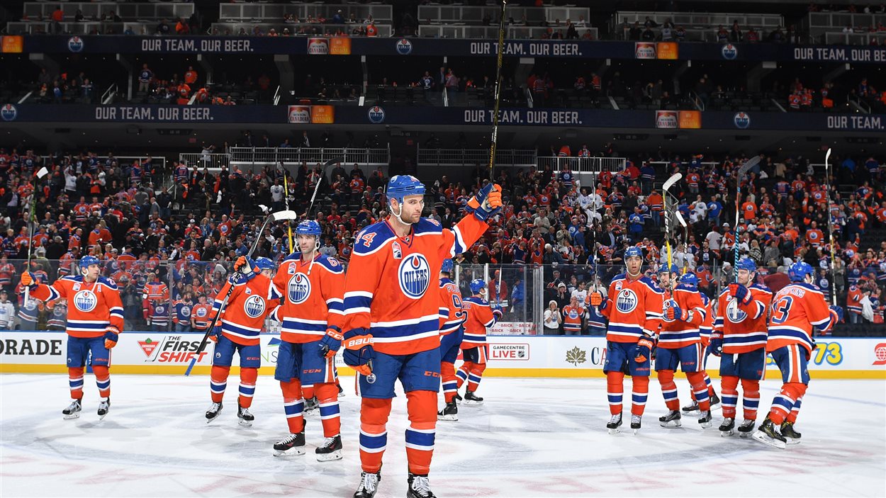 Les Oilers inaugurent la Place Rogers avec une victoire | Radio-Canada