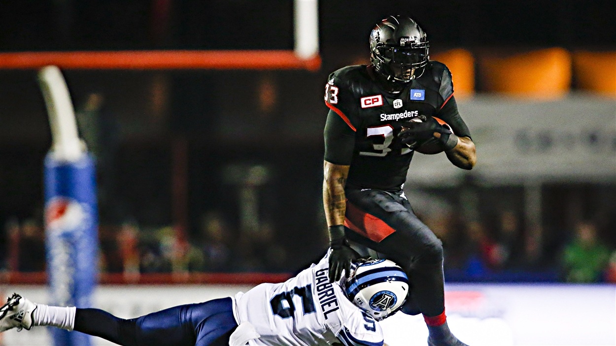 14e victoire de suite pour les Stampeders | Radio-Canada