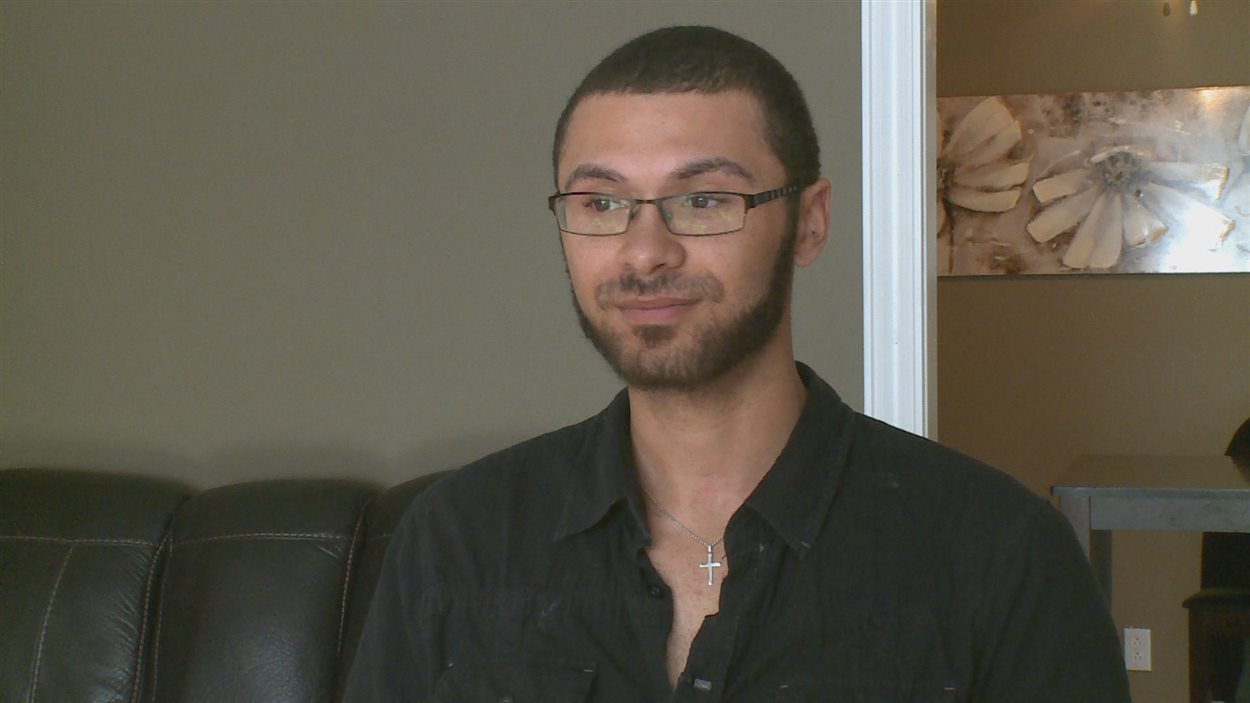 Un jeune Terre-Neuvien craint de voir son père, l'assassin de sa mère ...