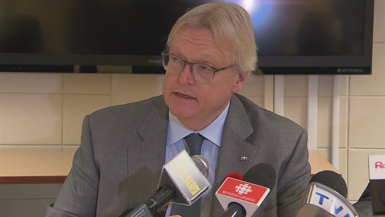 Gaétan Barrette visite Jonquière Médic : « Je pense qu’il y a lieu d ...