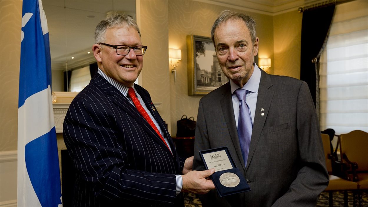 La médaille d'honneur de l'Assemblée nationale remise à Pierre Nadeau ...