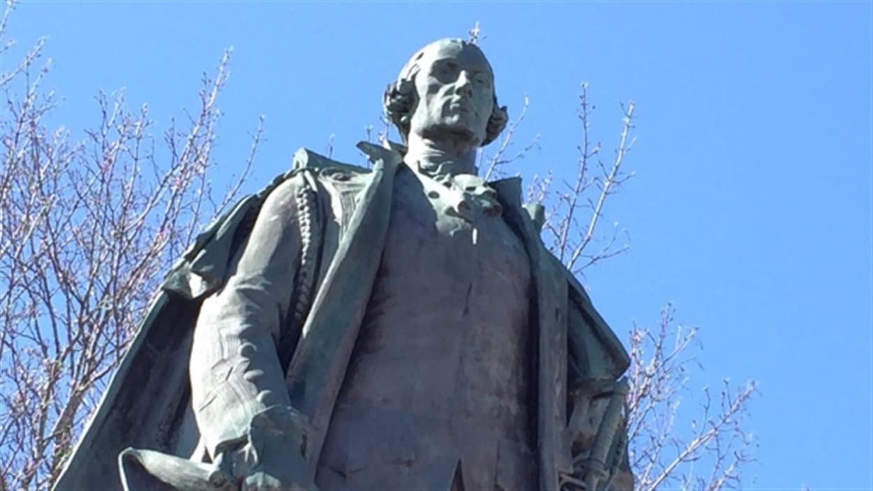 La statue d'Edward Cornwallis déboulonnée à Halifax | Radio-Canada