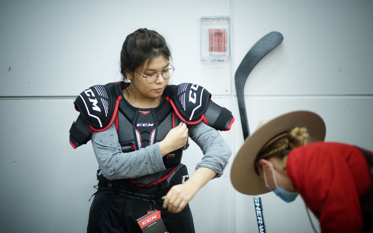 Cérémonie émotive à Pakua Shipu pour un don d’équipements de hockey ...