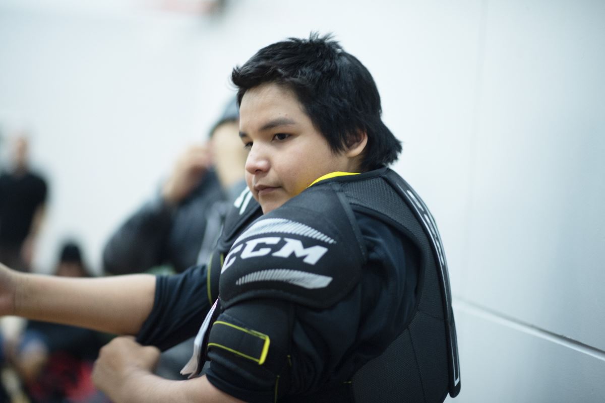 Cérémonie émotive à Pakua Shipu pour un don d’équipements de hockey ...