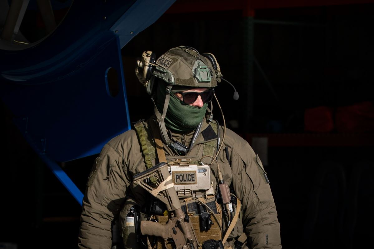 En C.-B., un hélicoptère Black Hawk patrouille à la frontière | Radio ...