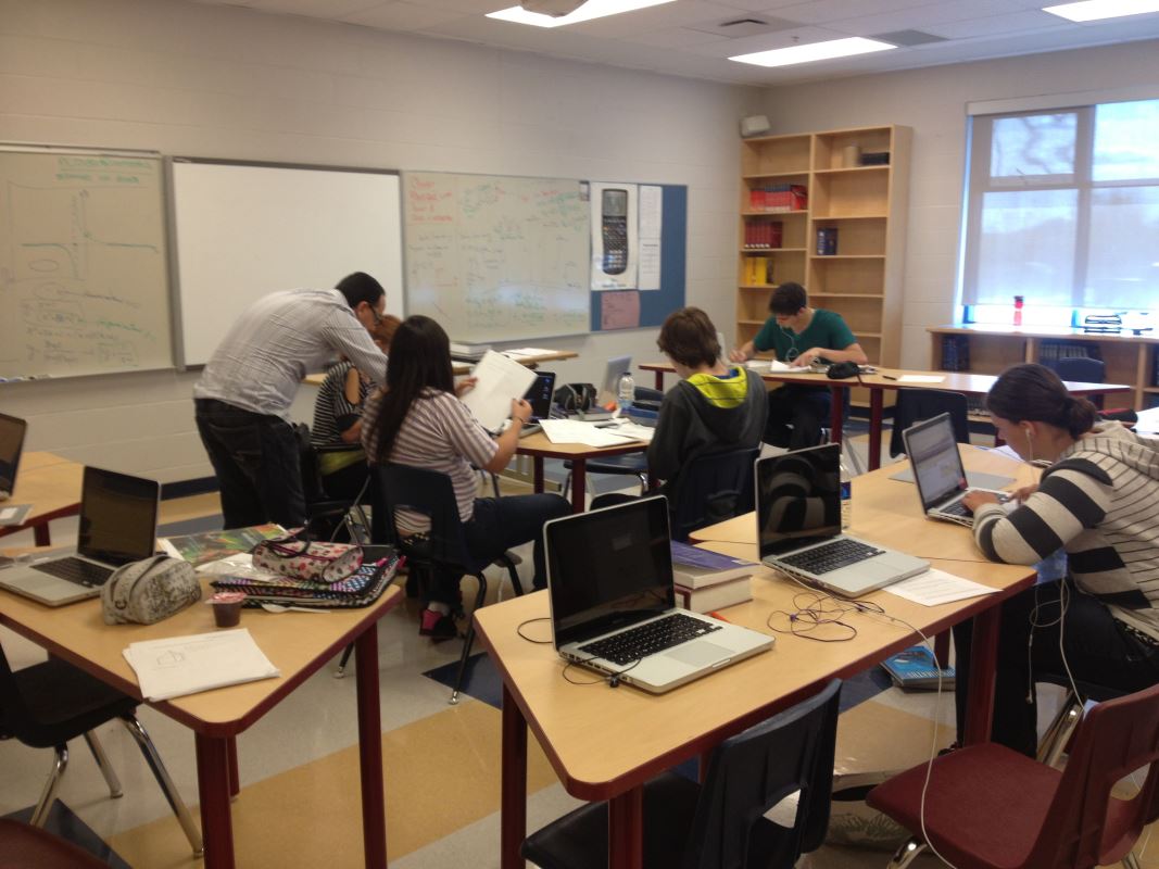 Les élèves de l'École Voyageur étudient à distance | Radio-Canada