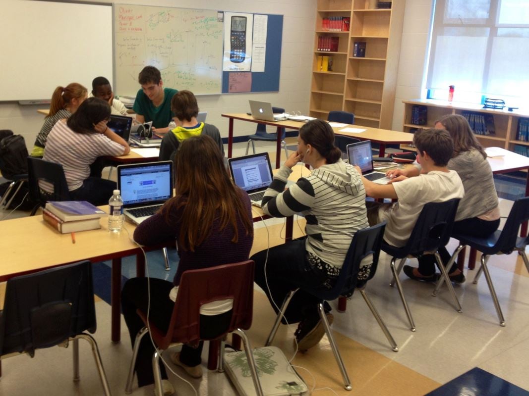 Les élèves de l'École Voyageur étudient à distance | Radio-Canada