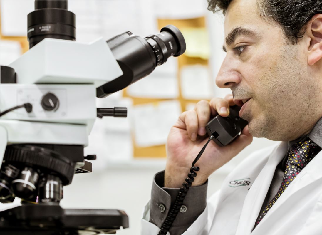 Le Dr Edmond Rizcallah : le traqueur de bibittes | Radio-Canada