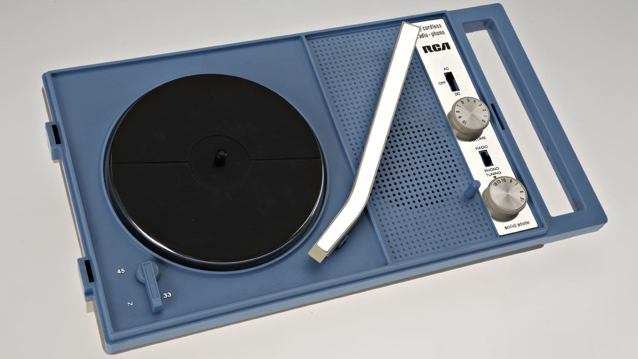 Musée McCord : Robert Charlebois visite l'exposition sur la musique ...